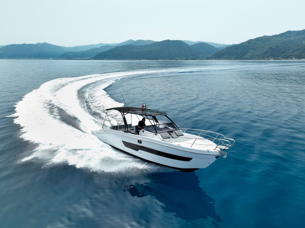 Walk Around Line – Saver Boats